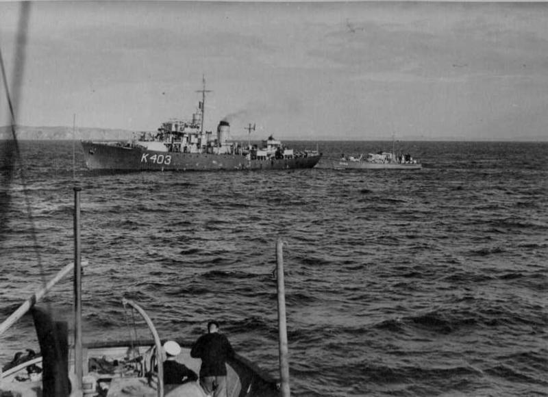 Photograph: HMNZS ARBUTUS in Hauraki Gulf with HDML Q1192, Auckland ...