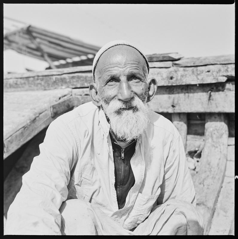 Negative: Shipwright, Kuwait, 1972 | Kōtuia ngā Kete