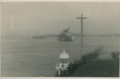 Photograph: TSS AWATEA (1936) passing QUEEN MARY (1936) in Sydney, 1942 ...