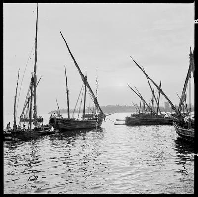 Negative: Moored dhows, Mahim, Bombay, 1972 - New Zealand Maritime Museum