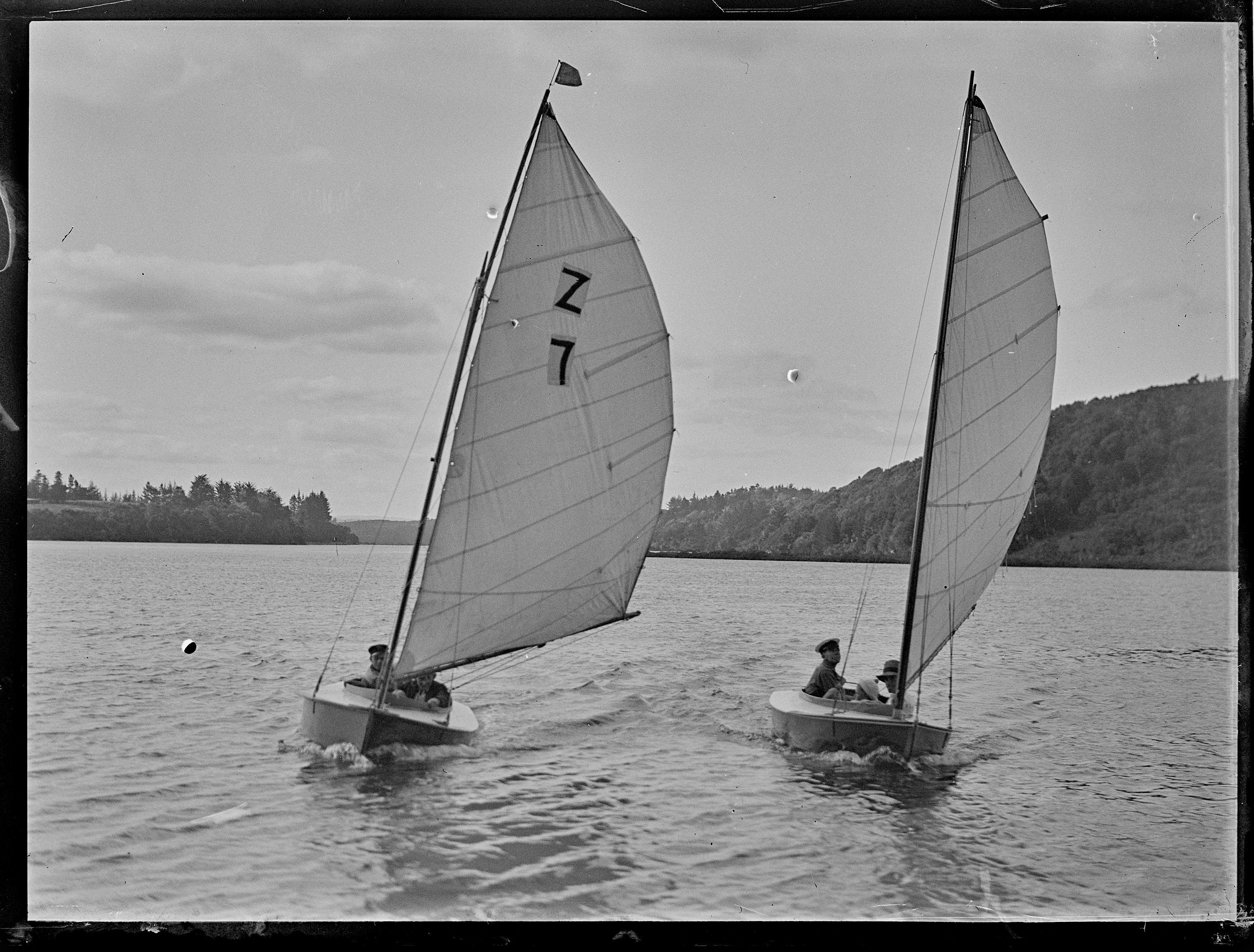 Glass plate: Z7 MYRTH and another Z-class sailing dinghy under sail ...