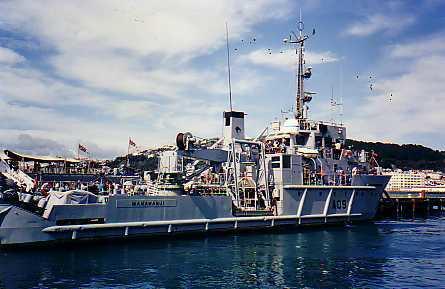 Photograph: HMNZS MANAWANUI, 1991 - New Zealand Maritime Museum