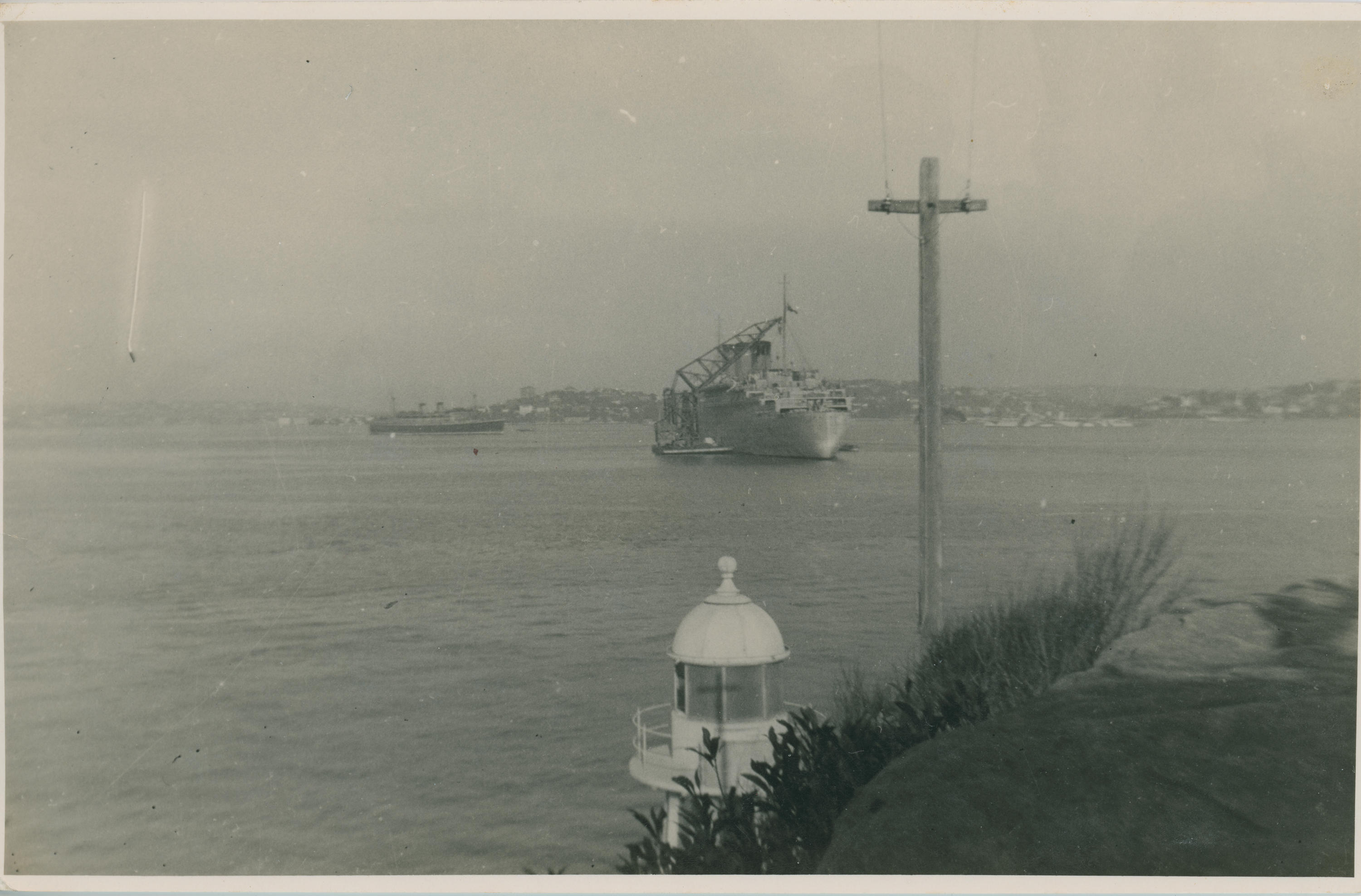 Photograph: TSS AWATEA (1936) passing QUEEN MARY (1936) in Sydney, 1942 ...