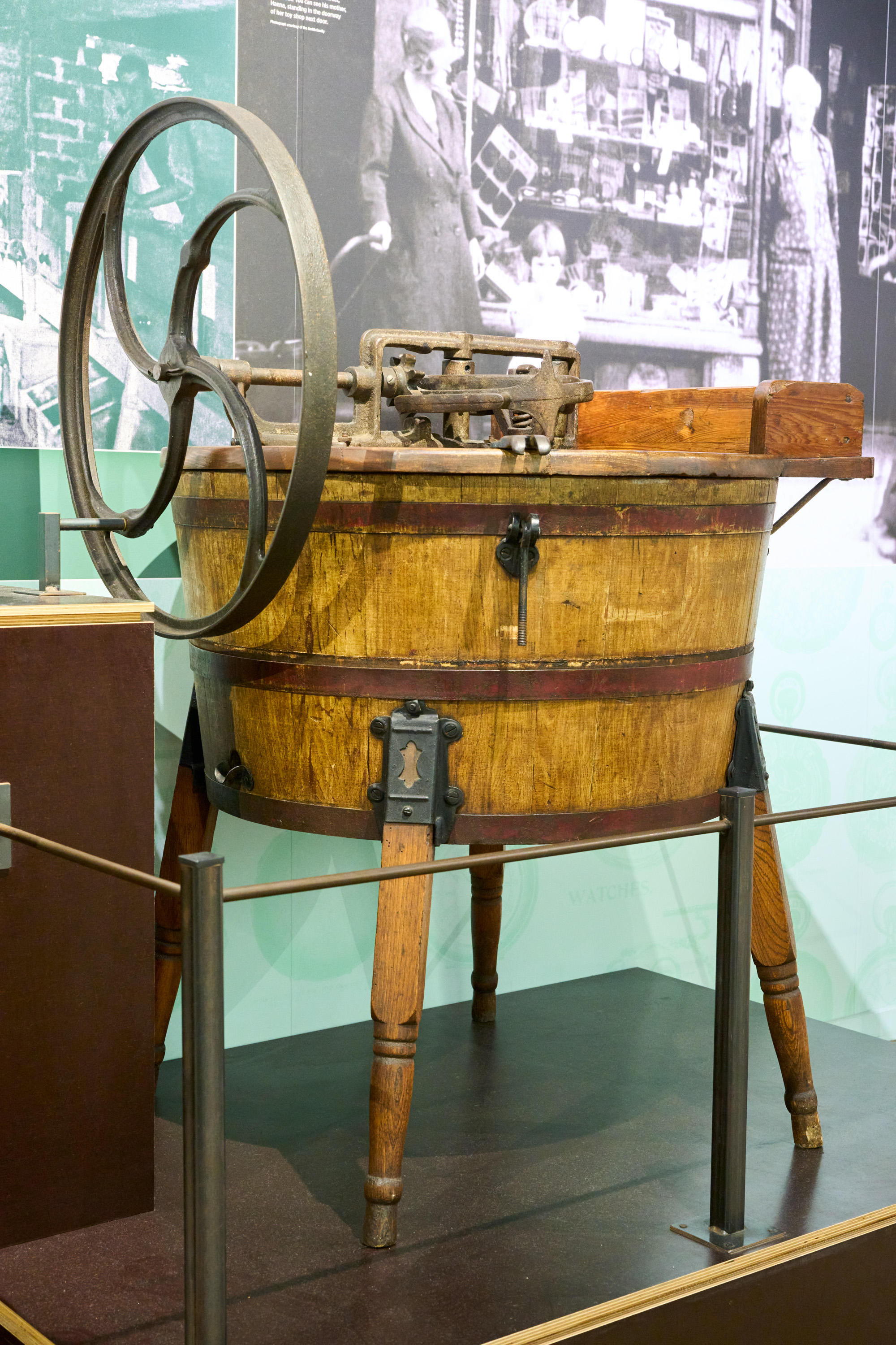 Washing machine: hand-cranked - New Zealand Maritime Museum