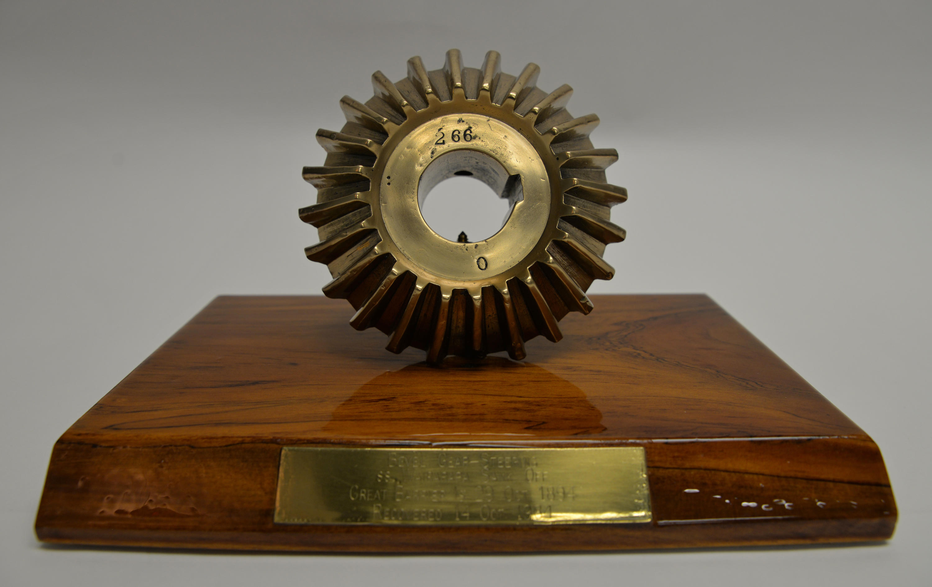 Bevel wheel steering cog from SS WAIRARAPA - New Zealand Maritime Museum