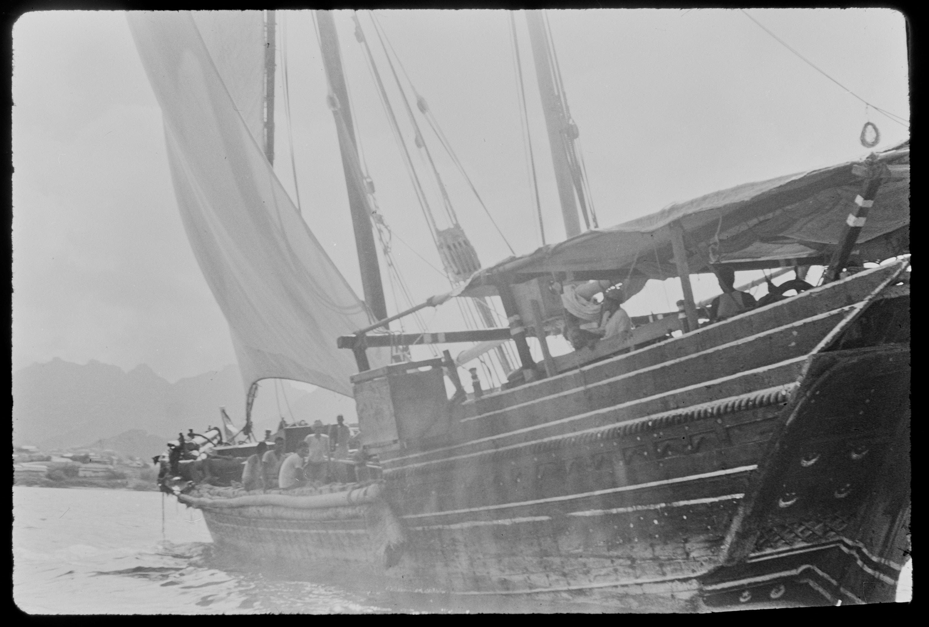 Negative: Somali sambuk off Aden, 1959 - New Zealand Maritime Museum