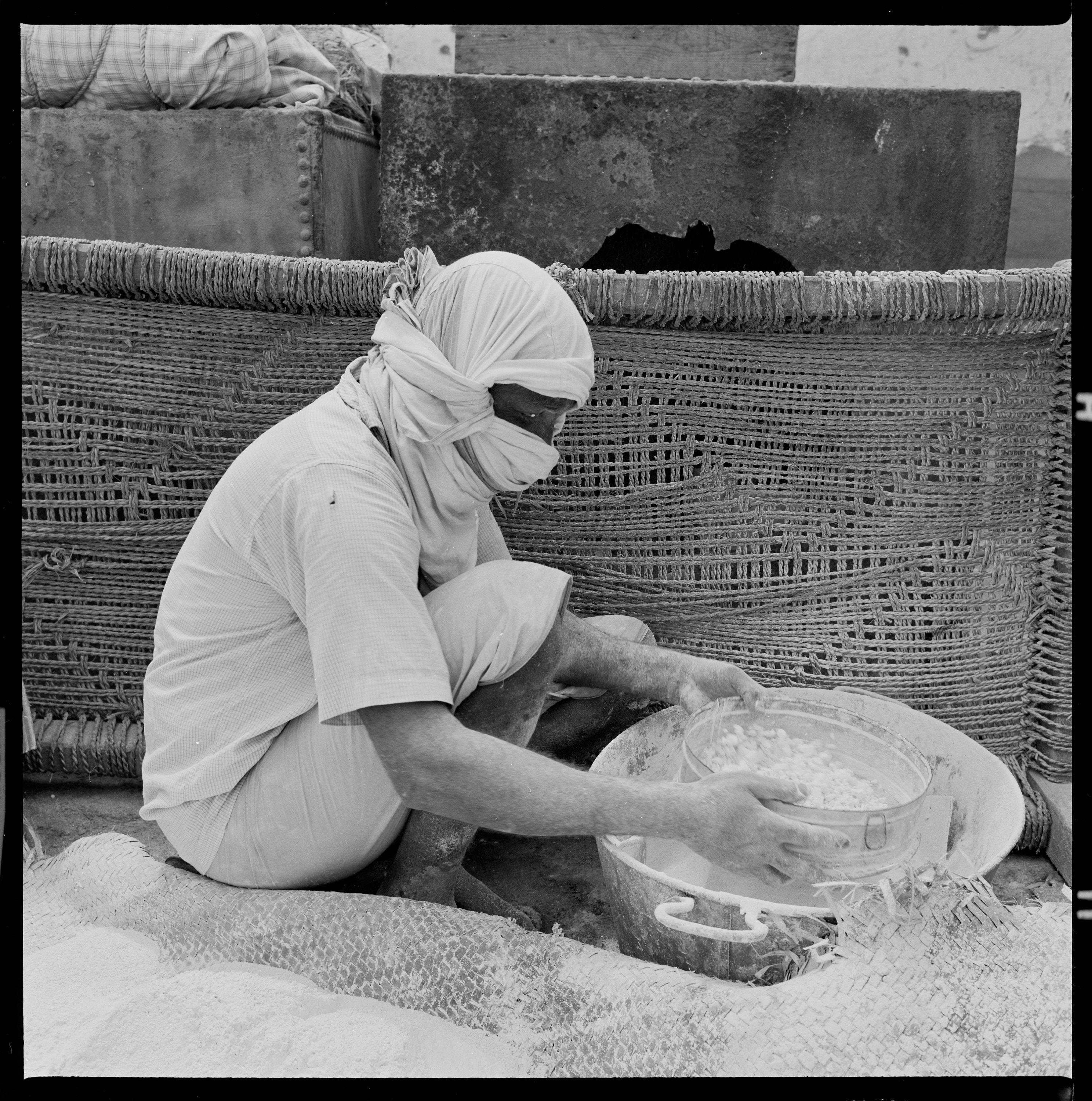 Negative: Preparing chunam, Aden, 1972 - New Zealand Maritime Museum