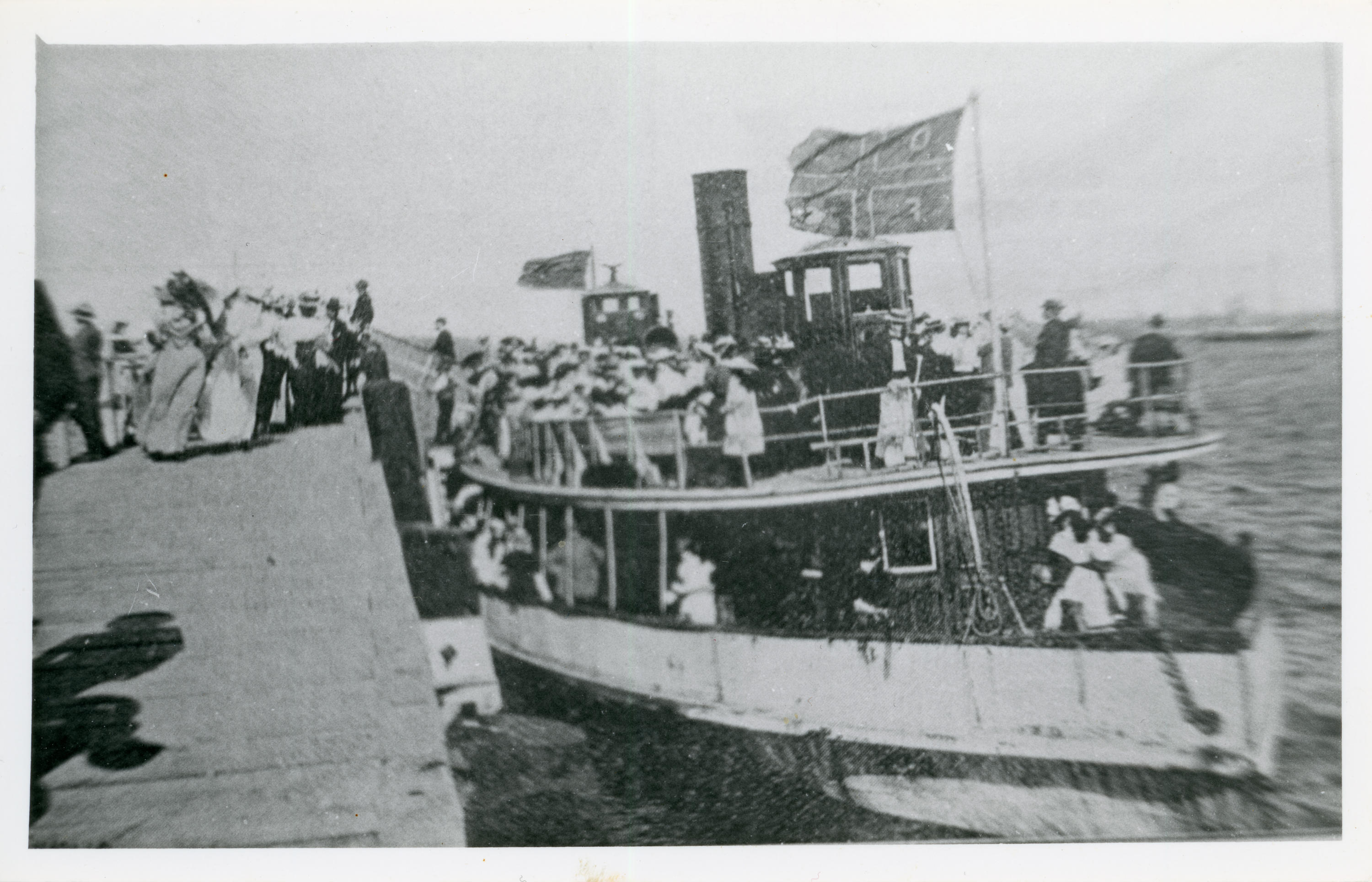 Photograph: Ferry EAGLE arriving at Takapuna Wharf, 1899 - New Zealand ...