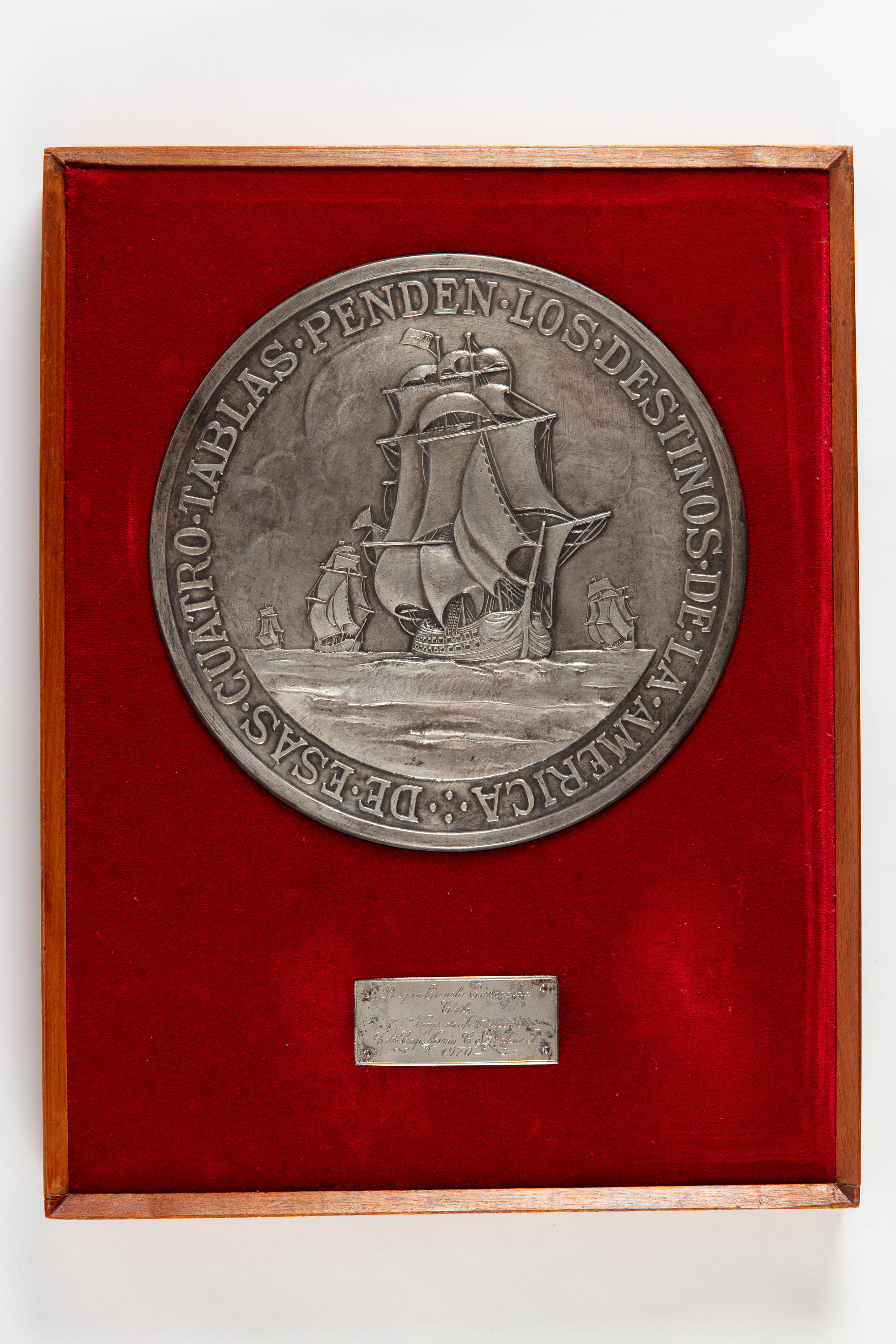 Plaque: Souvenir medal, DE ESAS CUATRO TABLAS PENDEN LOS DESTINOS DE LA ...